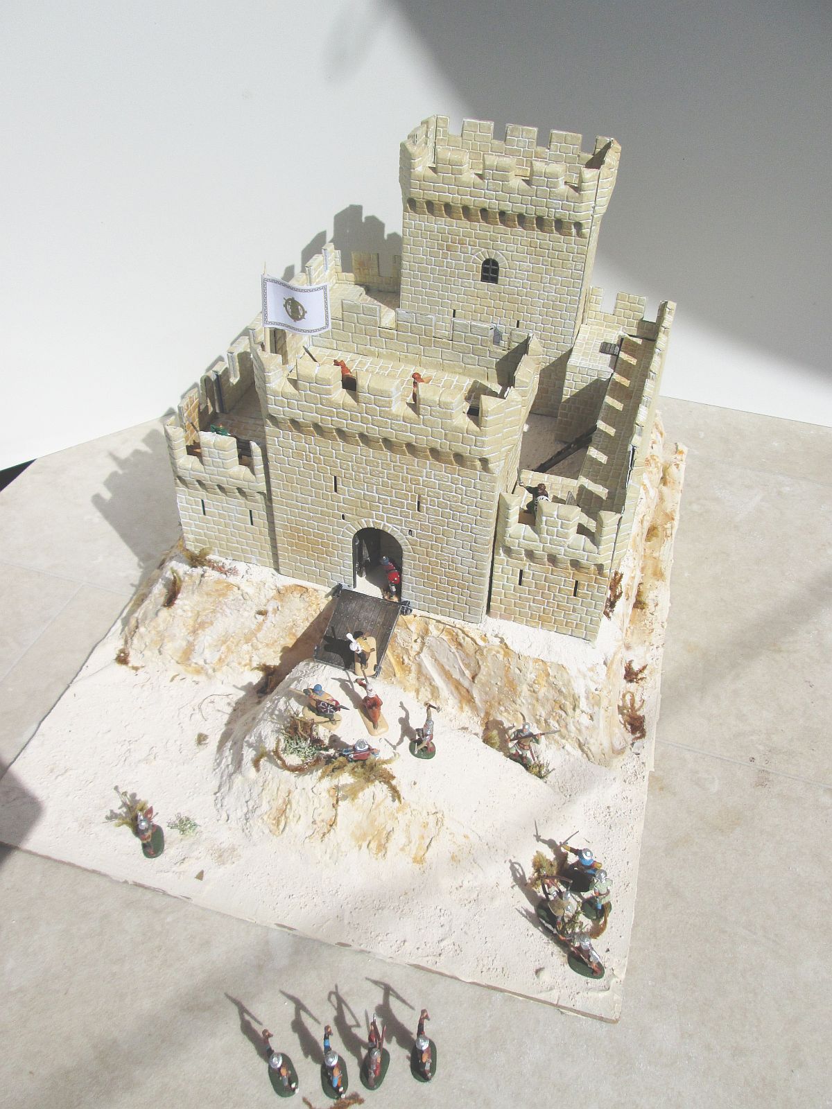 Toy Soldier Chest: Crusader Castle 1/72 MiniArt Fortress 72004