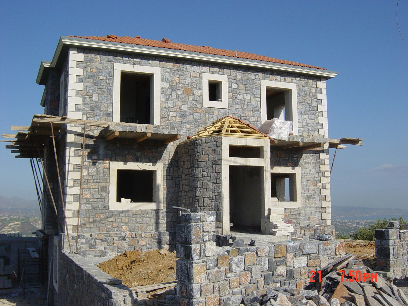 ΚΤΙΣΜA (ΕΛΛΗΝΙΚΑ): ΠΕΤΡΙΝΗ ΚΑΤΟΙΚΙΑ - ΒΑΣΙΛΕΙΕΣ ΗΡΑΚΛΕΙΟΥ