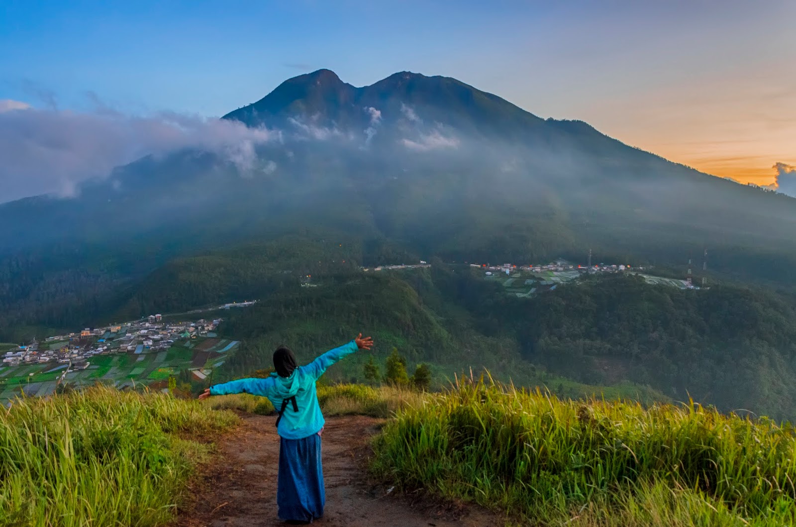 Pendakian Bukit Mongkrang Karanganyar - SEPASANGCARRIER