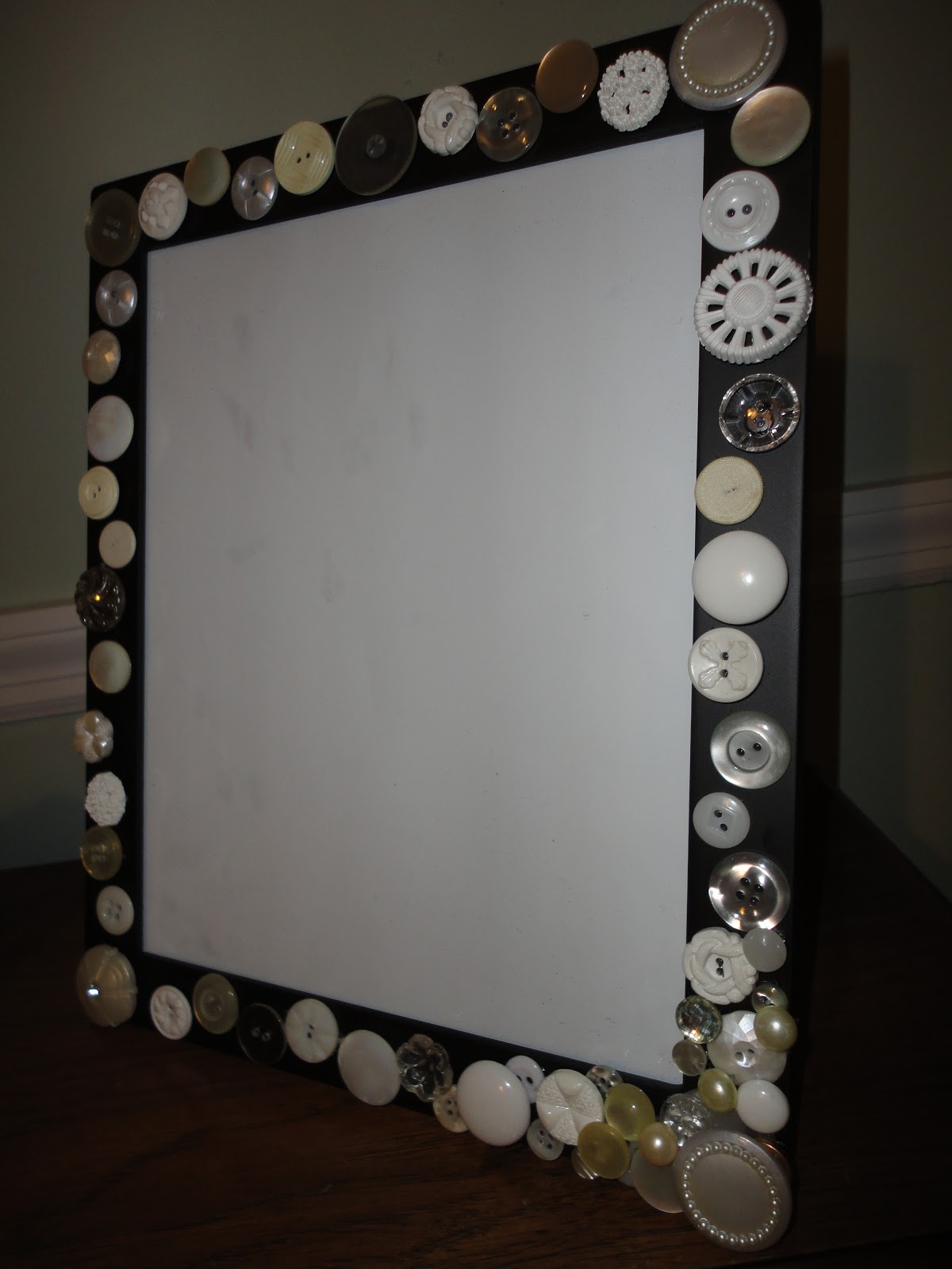 Bites of Everything: DIY Button Photo frame