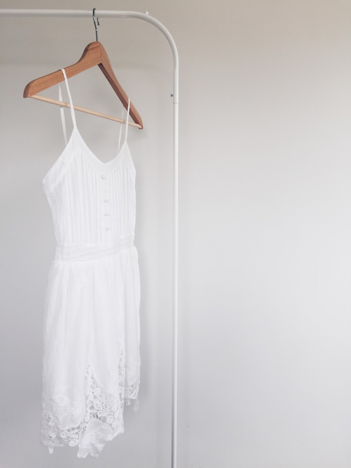 Pretty.Random.Things.: Girls in White Dresses