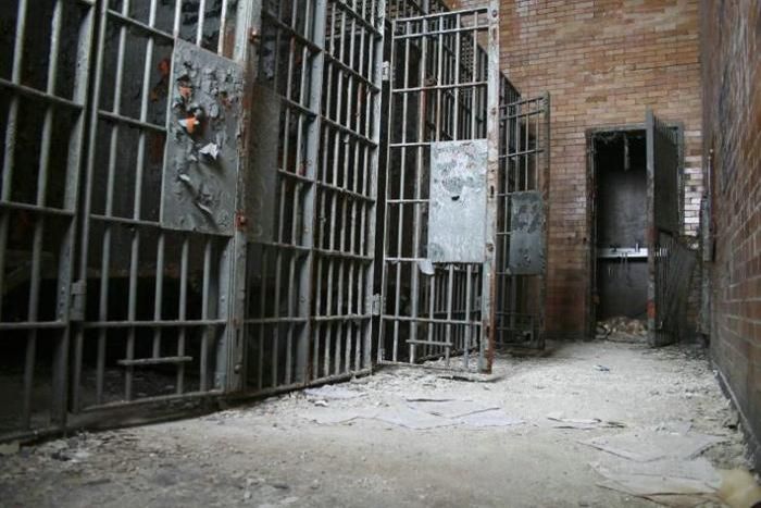 Abandoned Police Station (18 pics)