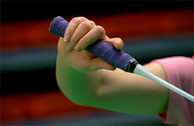 Memegang Raket Bulutangkis dengan Cara Backhand Grip - Edukasi Center