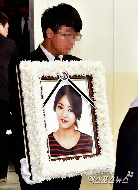 ShowbizAsiaUpdates: Ladies' Code's EunB Emotional Funeral