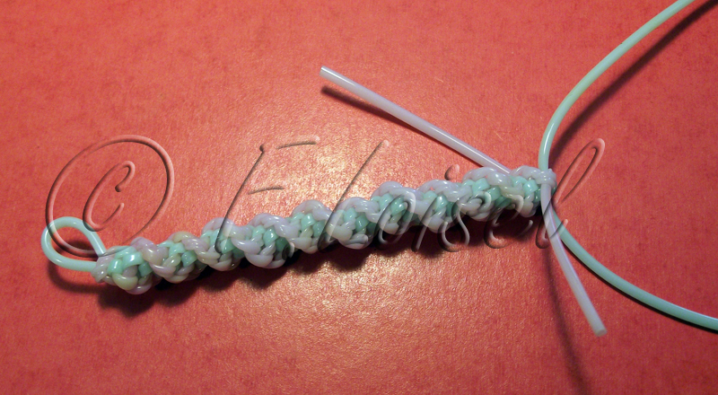 Vie-Pratique: Scoubidou à 4 fils, technique triangulé rond