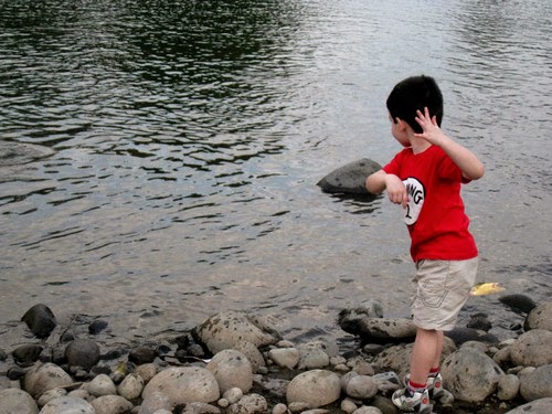 JUGUETES PARA TODOS: A LOS NIÑOS LES GUSTA TIRAR PIEDRAS AL RÍO ...