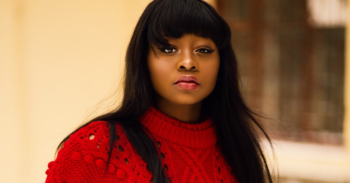 STREET STYLE : EMBROIDERED JEANS AND KNIT | Melody Jacob