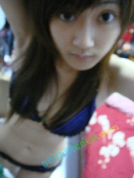 Foto Foto Aksi HOT Cewek Cantik Pamer Tubuh dan Kondom - Bodrex Caem