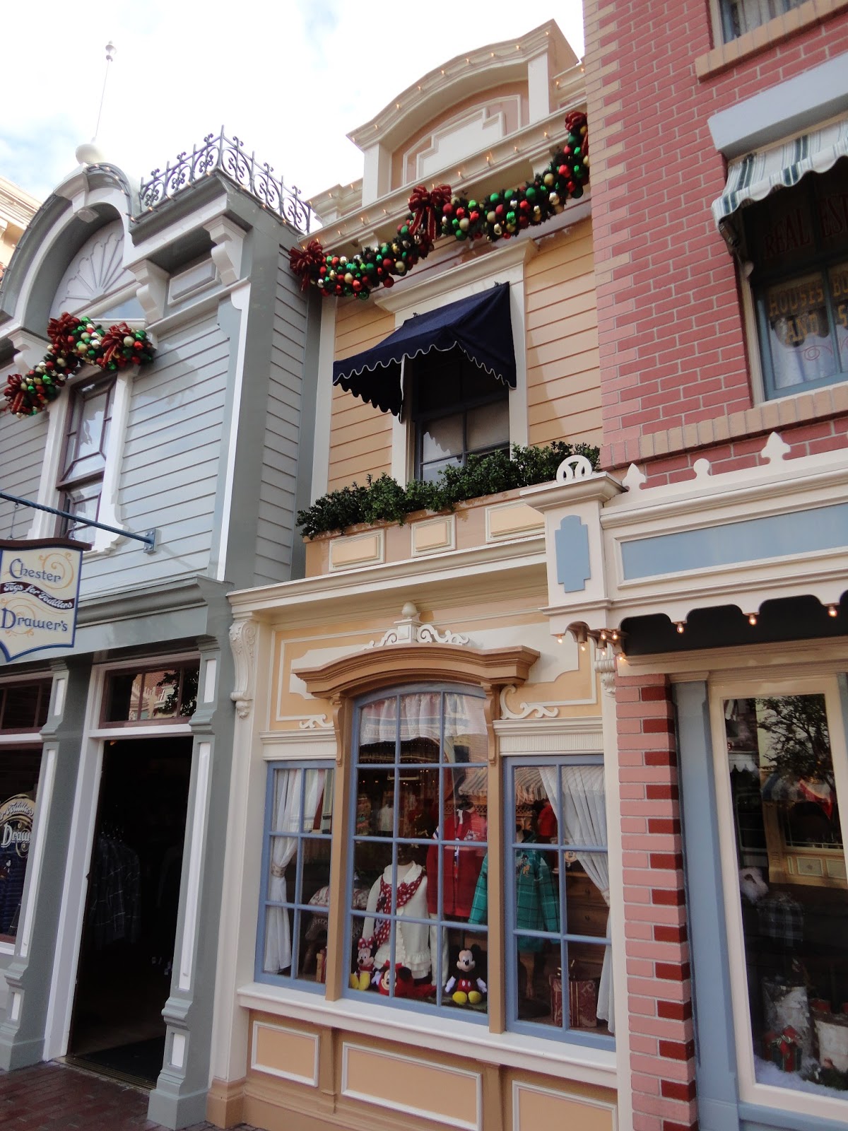 Disneyland: Main Street Chester Drawers 3Bldgs Next to Disney Clothiers