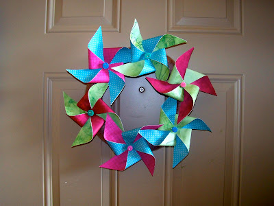 Crafty Confessions of a Brainy Mom: Fun Pinwheel Wreath