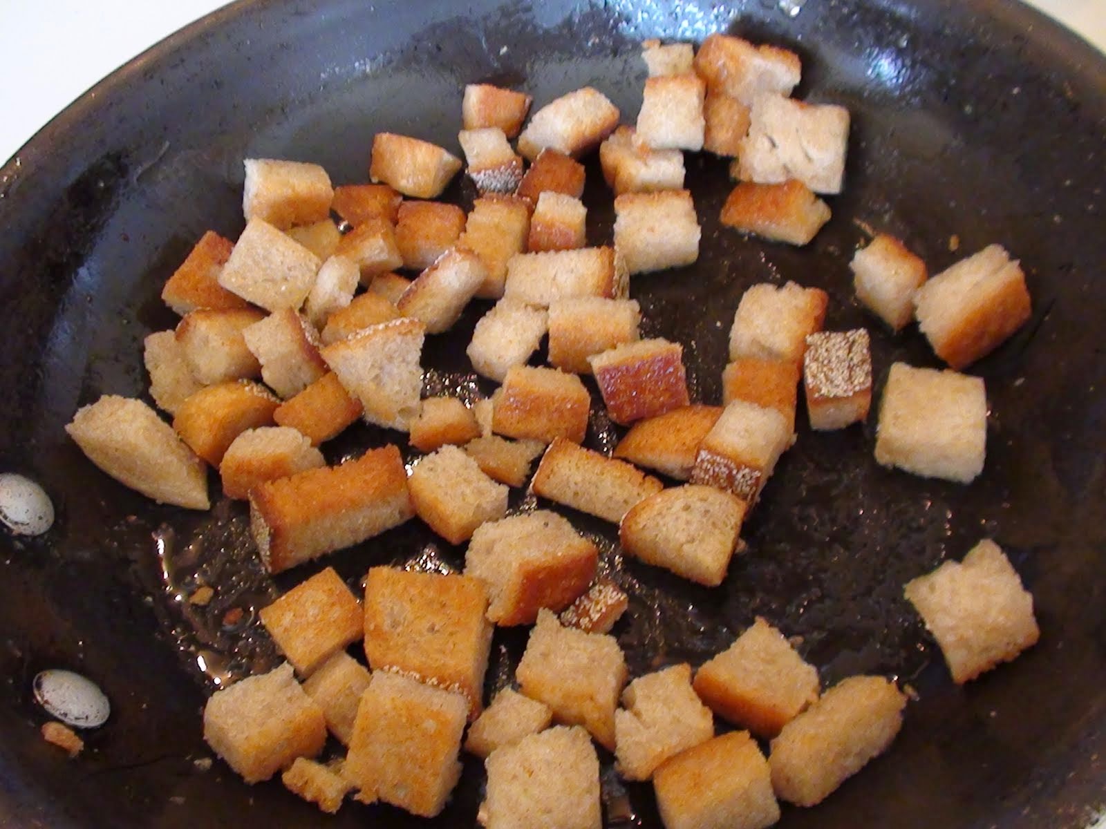 zsuzsa is in the kitchen: TOASTED BREAD CUBES - PIRITOTT KENYÉRKOCKA