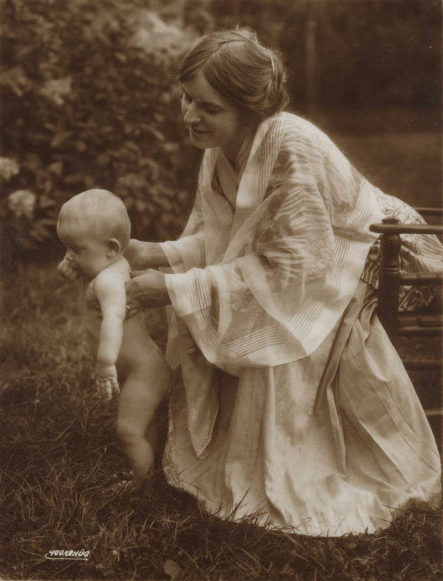 Victorian Motherhood: Lovely Vintage Photos of Mothers Posing With ...
