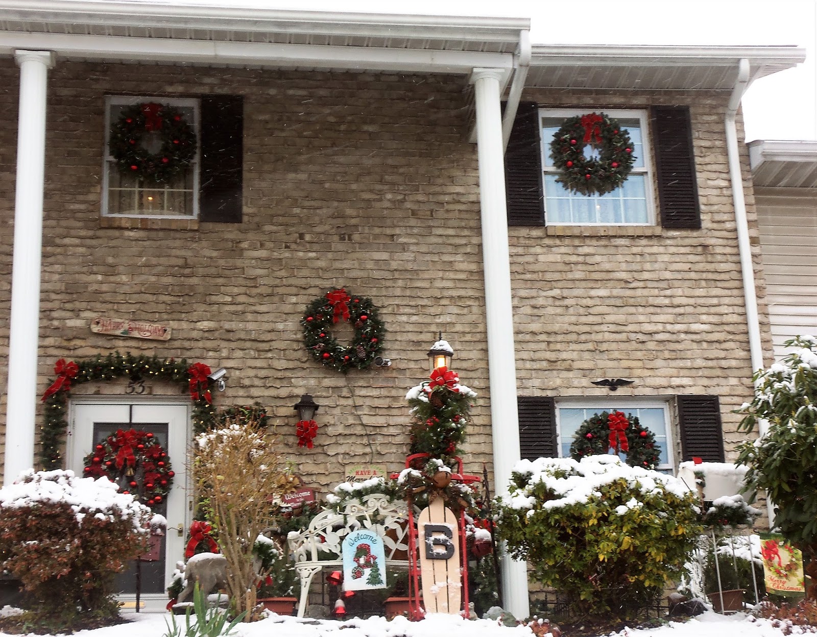A DEBBIE-DABBLE CHRISTMAS: Christmas Front Yard and 1st Snow of the ...