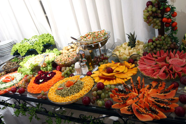 Andrade Buffet: Mesa de saladas e frutas