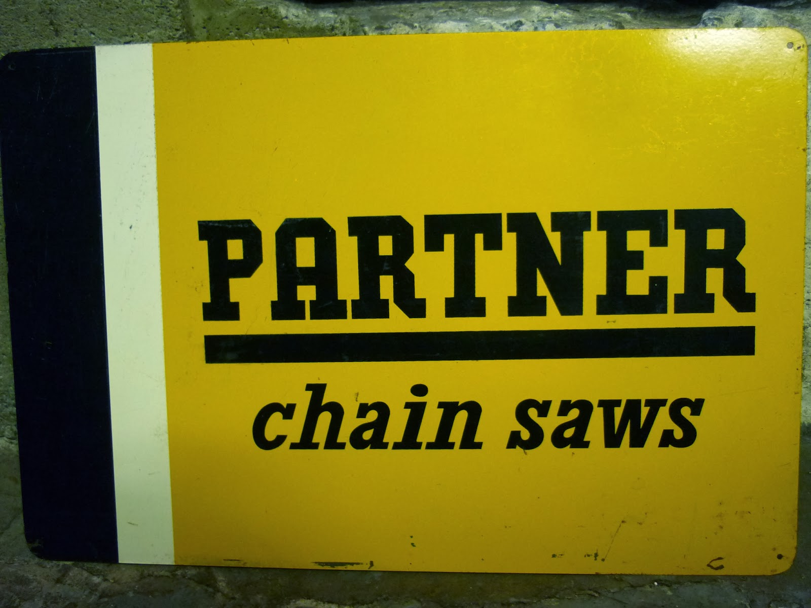 VINTAGE CHAINSAW COLLECTION: CHAINSAW SIGNS COLLECTION. (PICTURES).