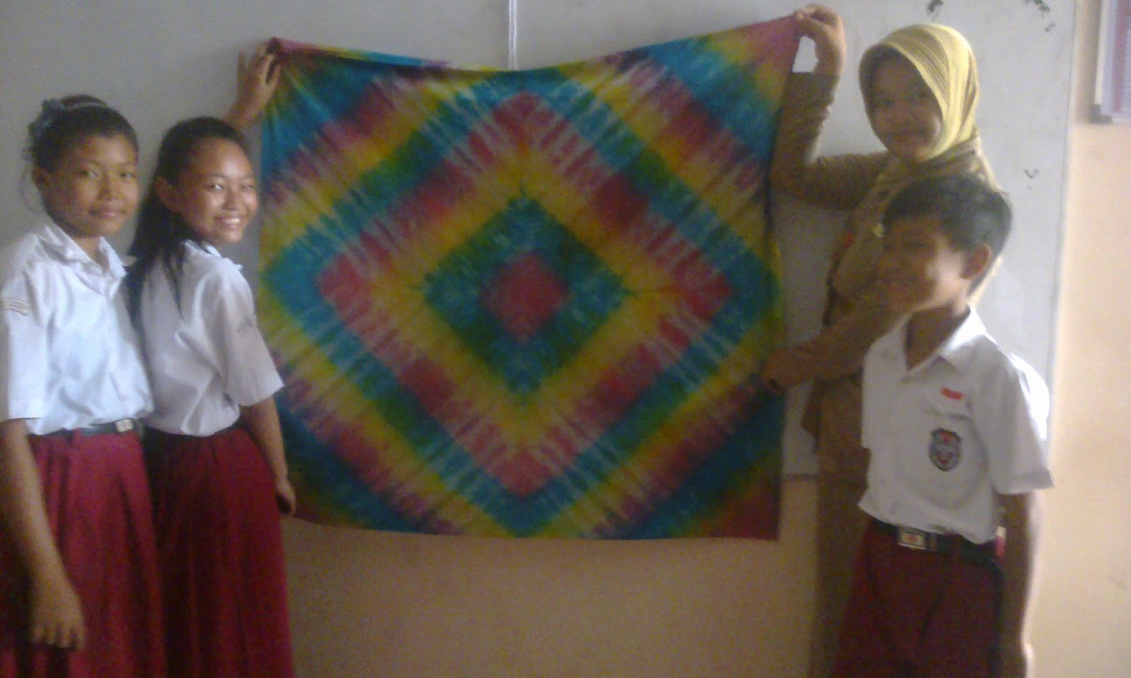 Membuat Batik Jumputan teknik celup ikat