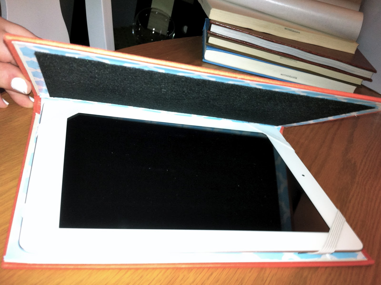 Decorella: Upcycle: Creating a iPad Cover from Hardcover Book
