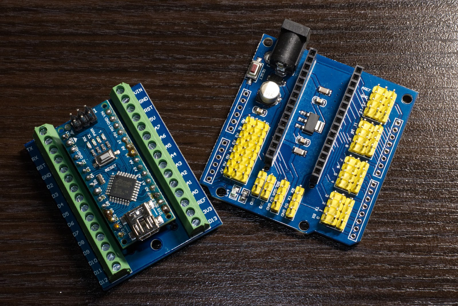 Arduino Nano włożone w płytkę rozszerzającą o zaciski śrubowe