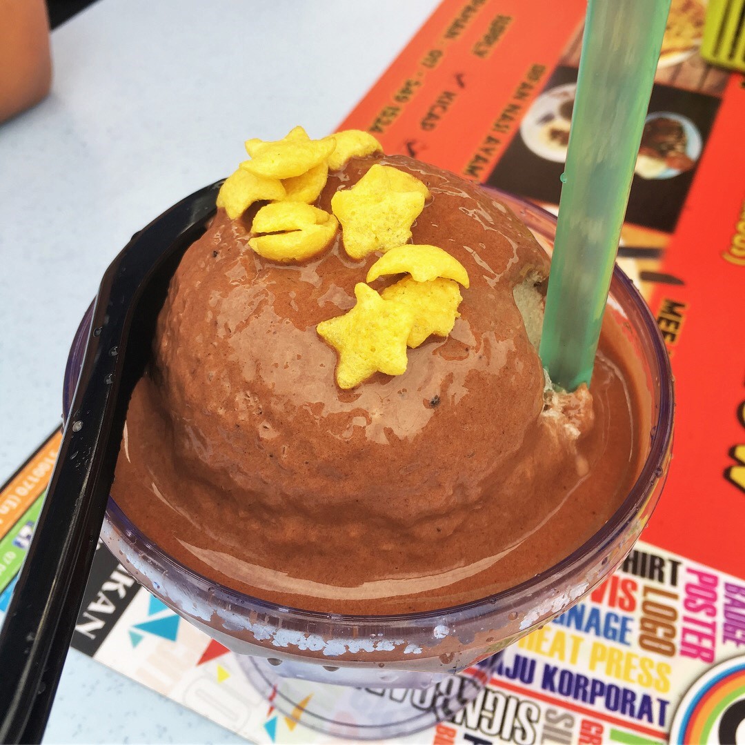 Makan Ais Kepal Milo Di Twin Char Kuew Teow Utara Famous, Ipoh Perak