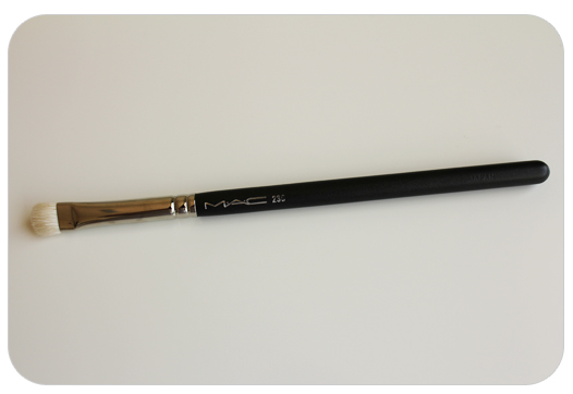 Makeuplique: MAC: 239 Eye Shader Brush
