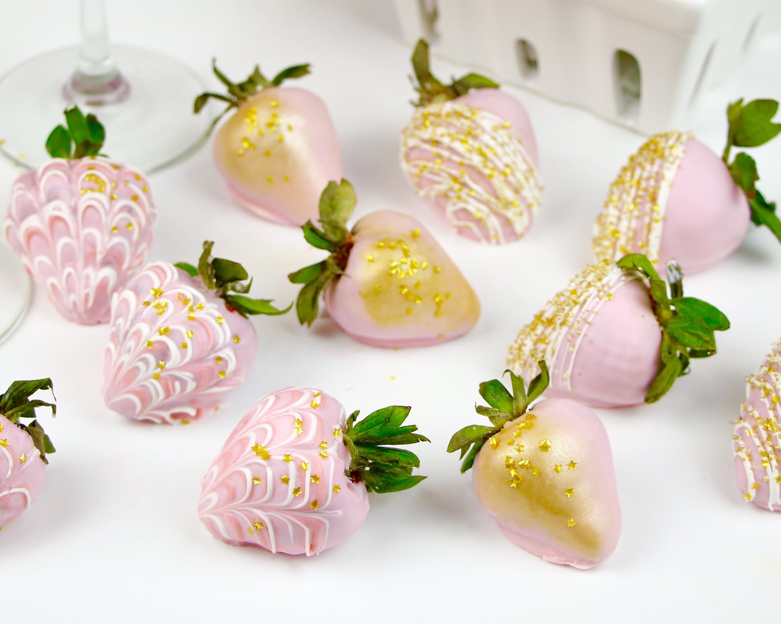 {VIDEO} Chocolate Covered Rosé Champagne Strawberries - The Lindsay Ann