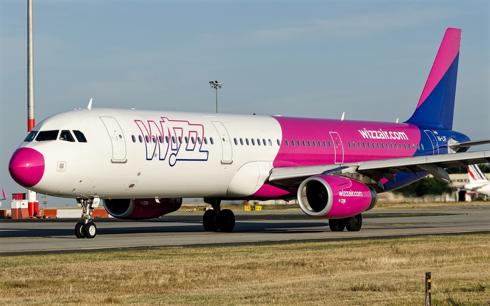 Airbus A320 200 Of Wizz Air Taxiing AERONEF NET airbus-a320-200-of-wizz-air-taxiing-aeronef-net