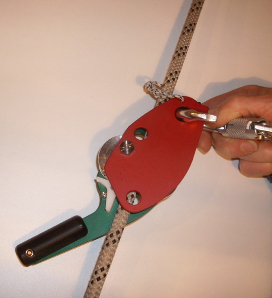 Formation_travail_hauteur: L'Olivette, descendeur sur corde tendue.