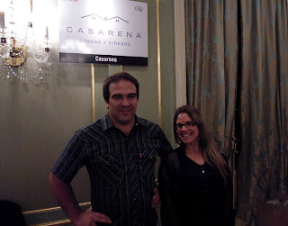 Bernardo Bossi (enólogo) atendiendo de 10