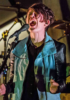 TEGAN AND SARA AT THE VEGAS BOULEVARD POOL