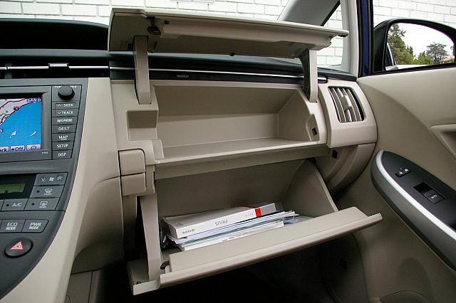 House and Home Tidbits: 10 Things: to keep in your car glovebox