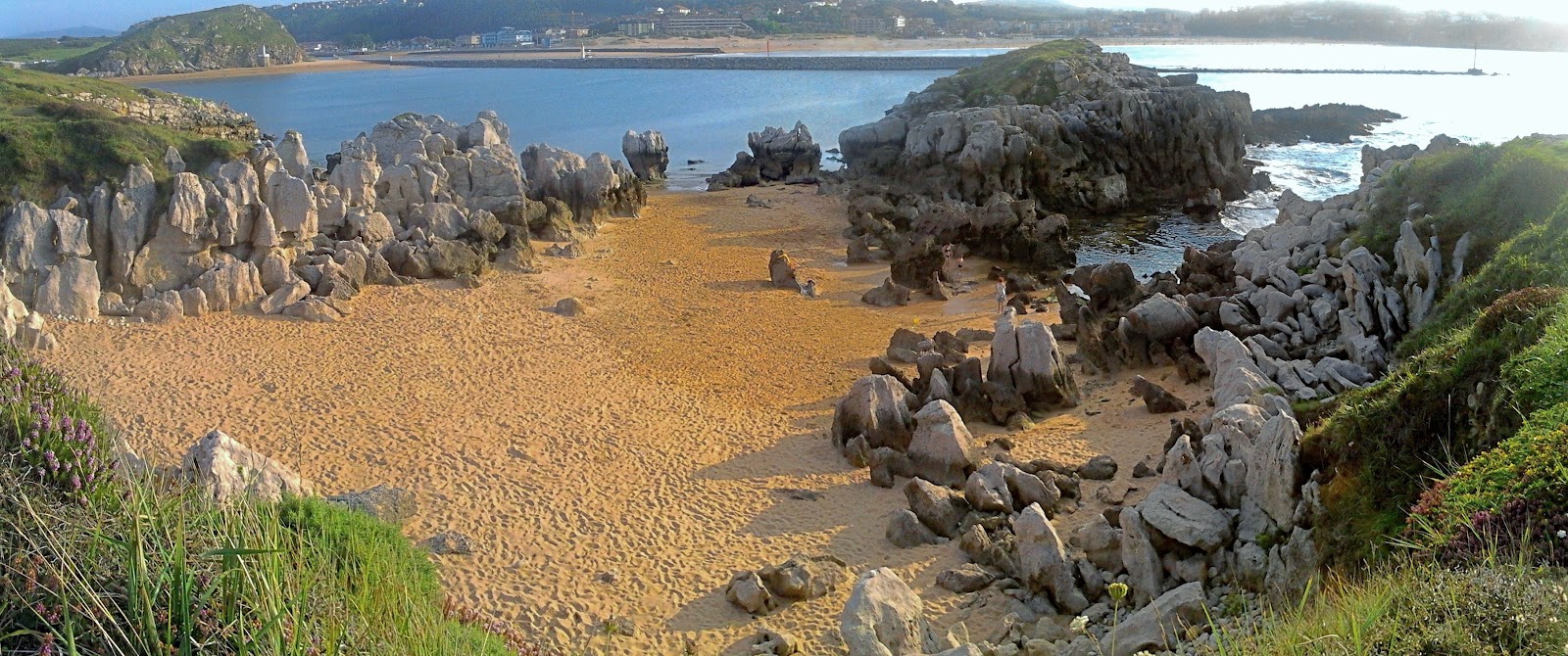 playas y paseos por la costa: CALAS DE CUCHIA EN MAREA BAJA
