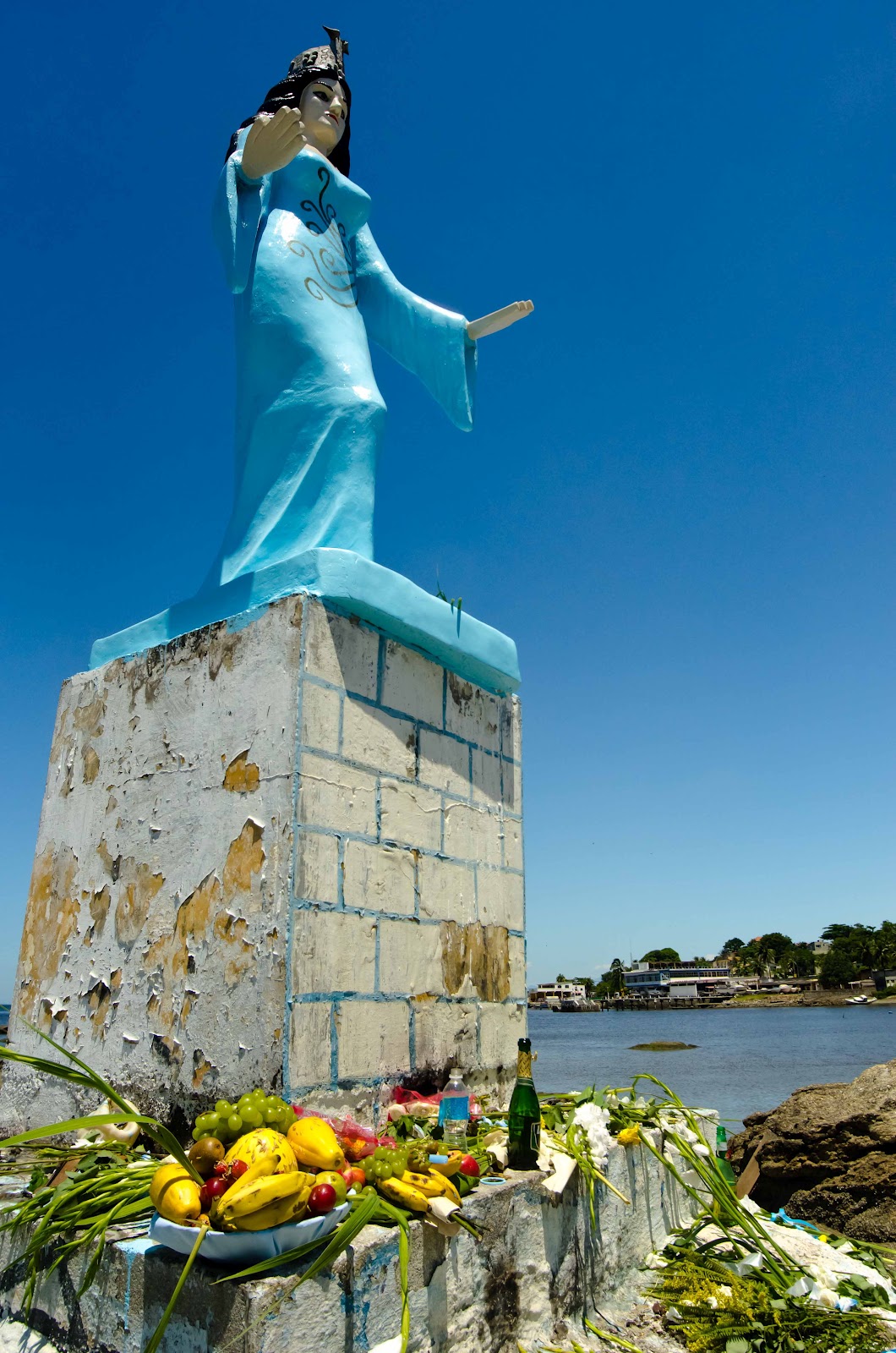 Espaço Cultural A Era do Rádio: Fiéis aprovam 'nova" imagem de Iemanjá