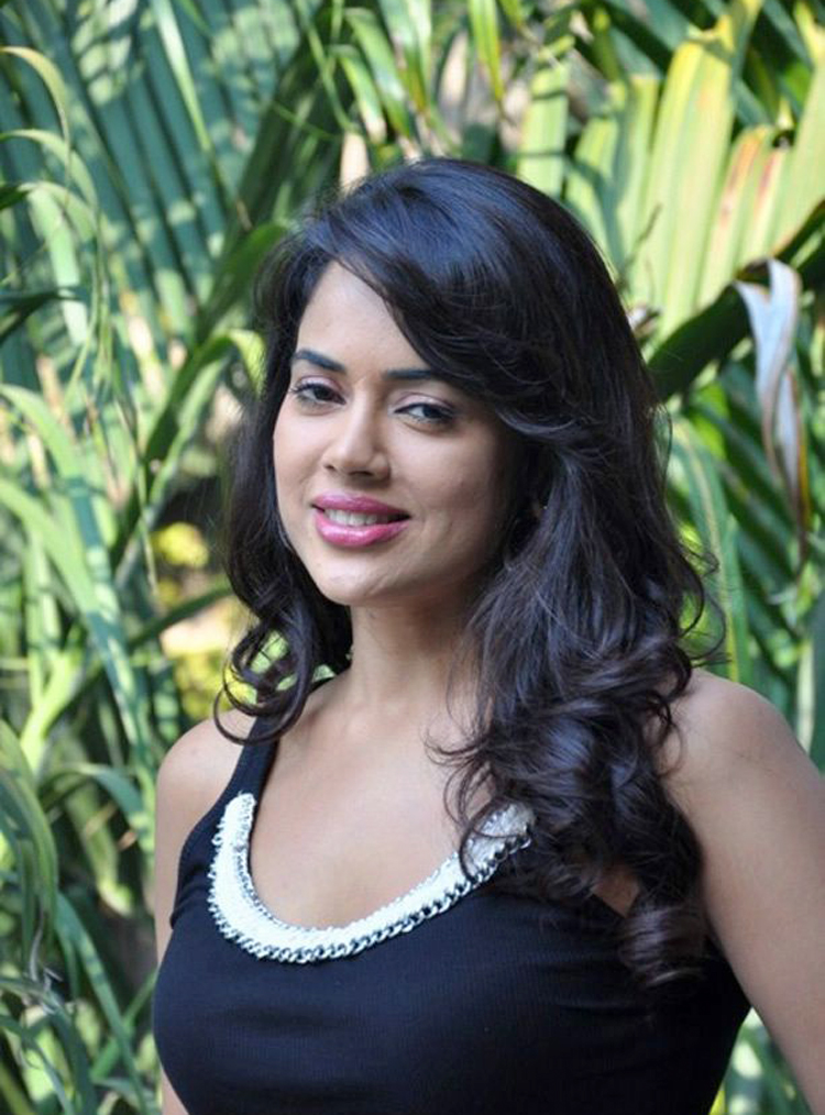 Sameera Reddy Latest Hot Photoshoot Stills | Movieartists