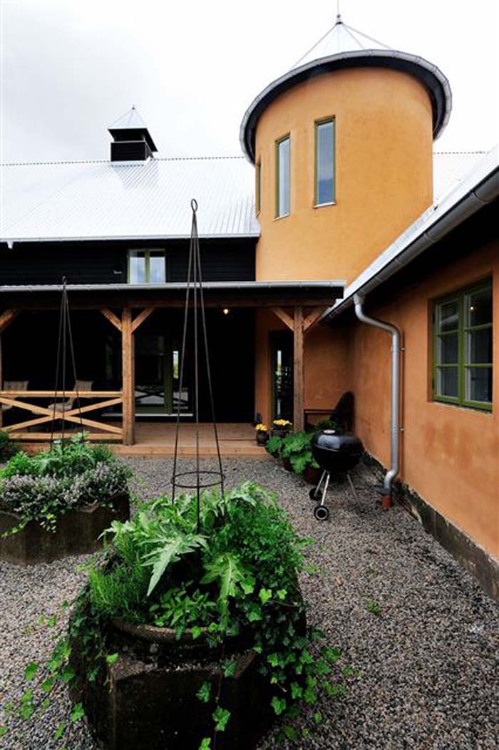 Keltainen talo rannalla: Puu pääosassa