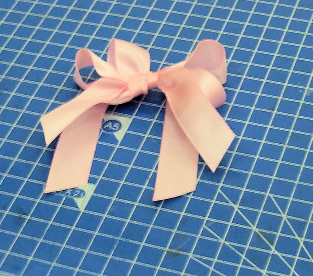 Card Art Kilcoole Tutorials: Four loop bow tutorial