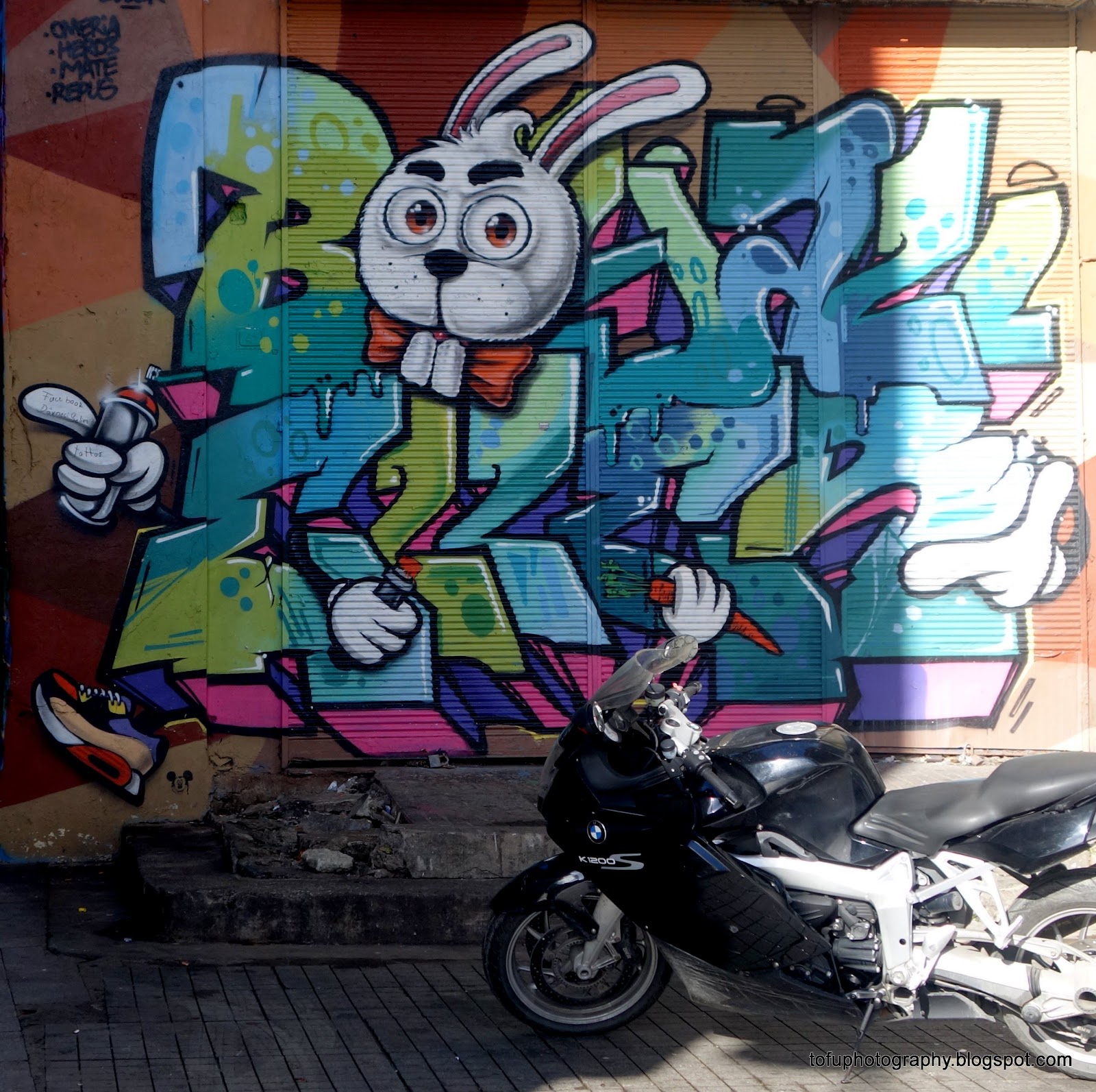 Tofu Photography: A giant rabbit graffiti on a wall in Istanbul, Turkey