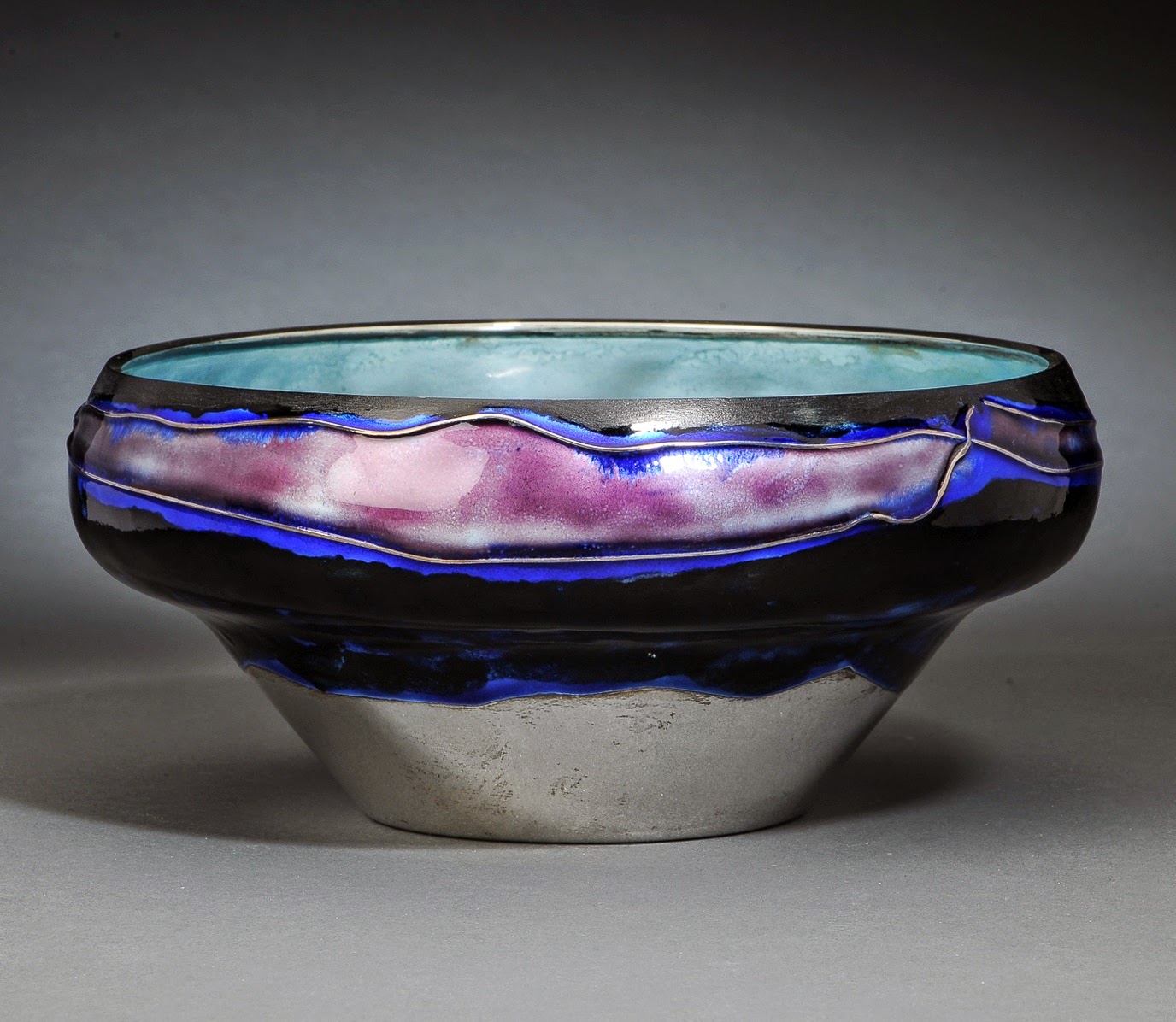 Sharp Lines Old Times: Warm enamel meets cold silver.