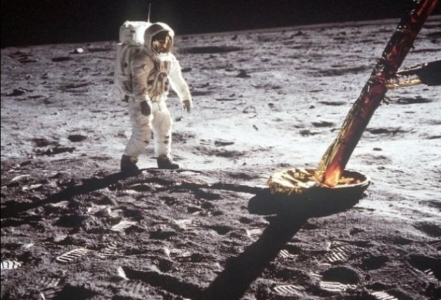 Neil Armstrong, primeiro homem a pisar na lua, morre aos 82 anos nos EUA.