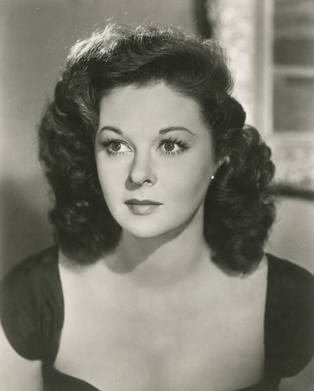 The Search for Scarlett: Vintage Portraits of 22 Beautiful Women Who ...