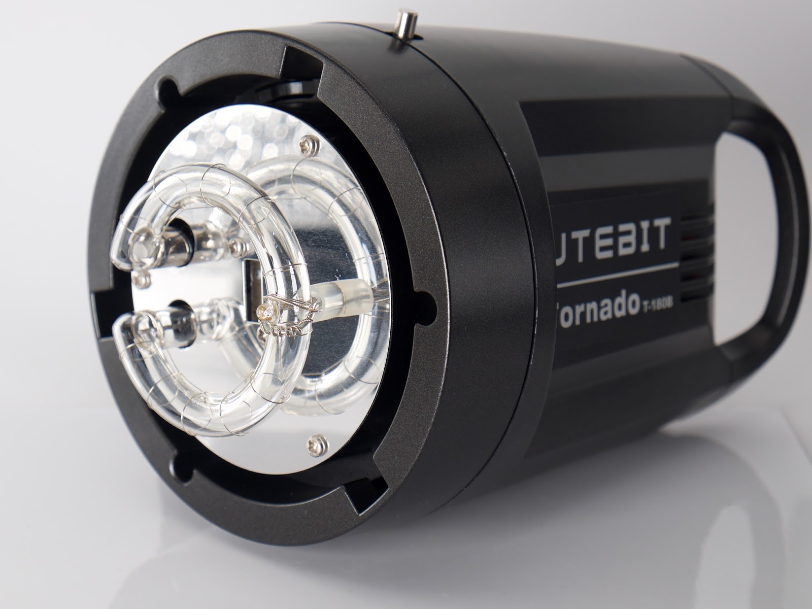 ビール最高！ 〜愛知と三重でモデル撮影〜: UTEBIT T-180Bを買った。ついにモノブロックストロボの世界に突入。