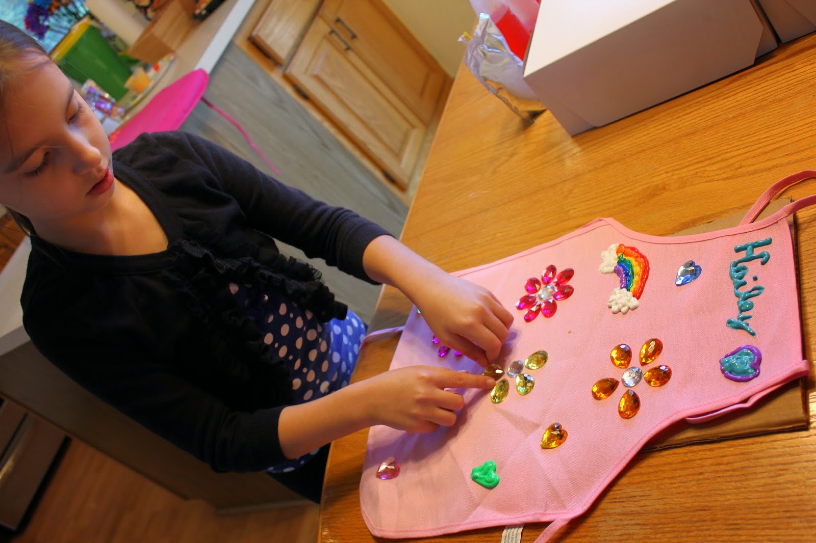 Gust Gab: Hailey's Birthday Party - Decorating Aprons!