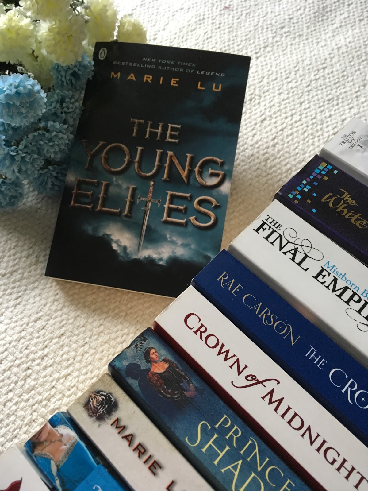 Hills of Books : BOOK REVIEW: The Young Elites (#1) by Marie Lu