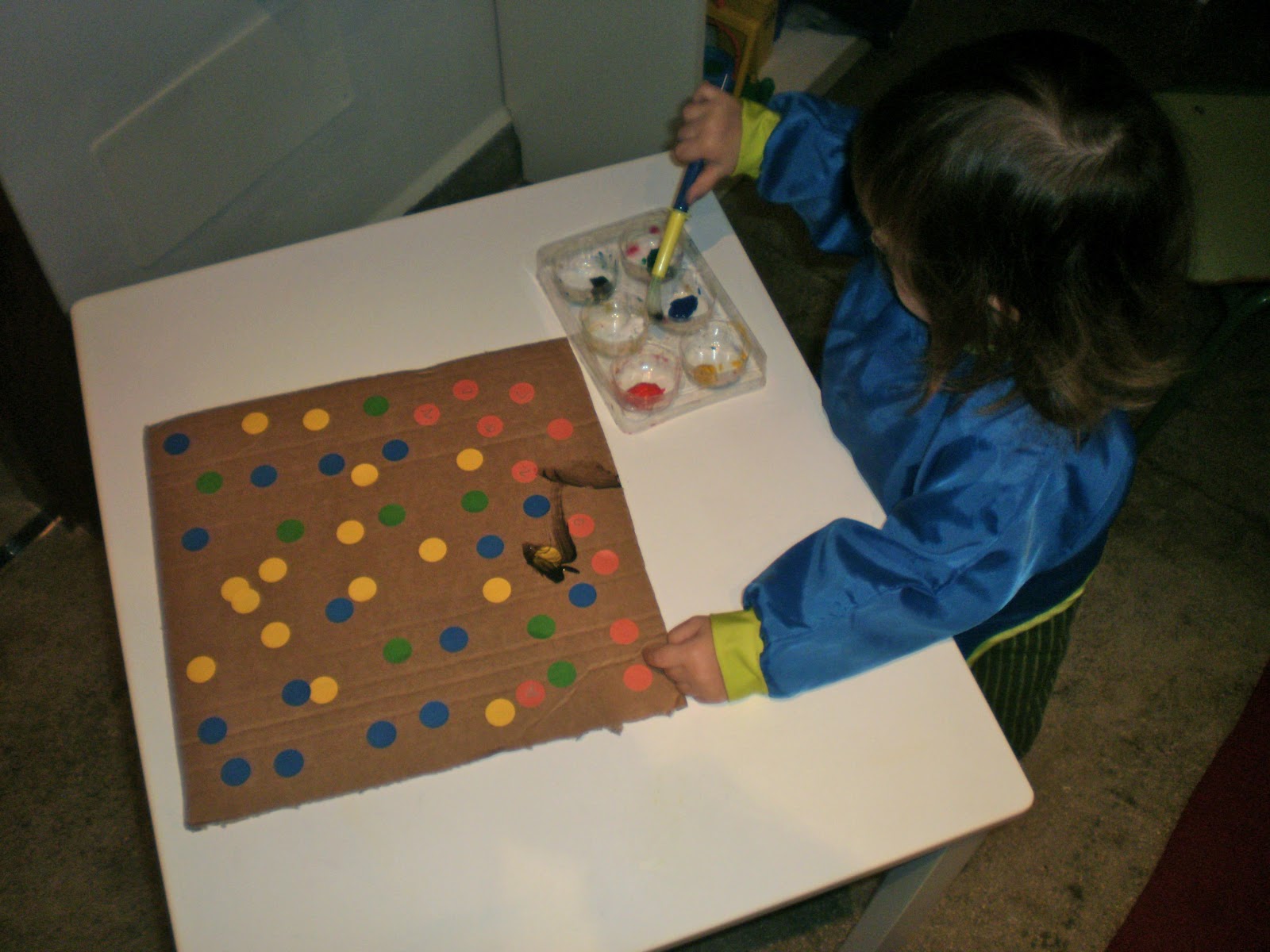 Trapeando: hilos y trapos: PINTAR CON TÉMPERAS Y PEGATINAS