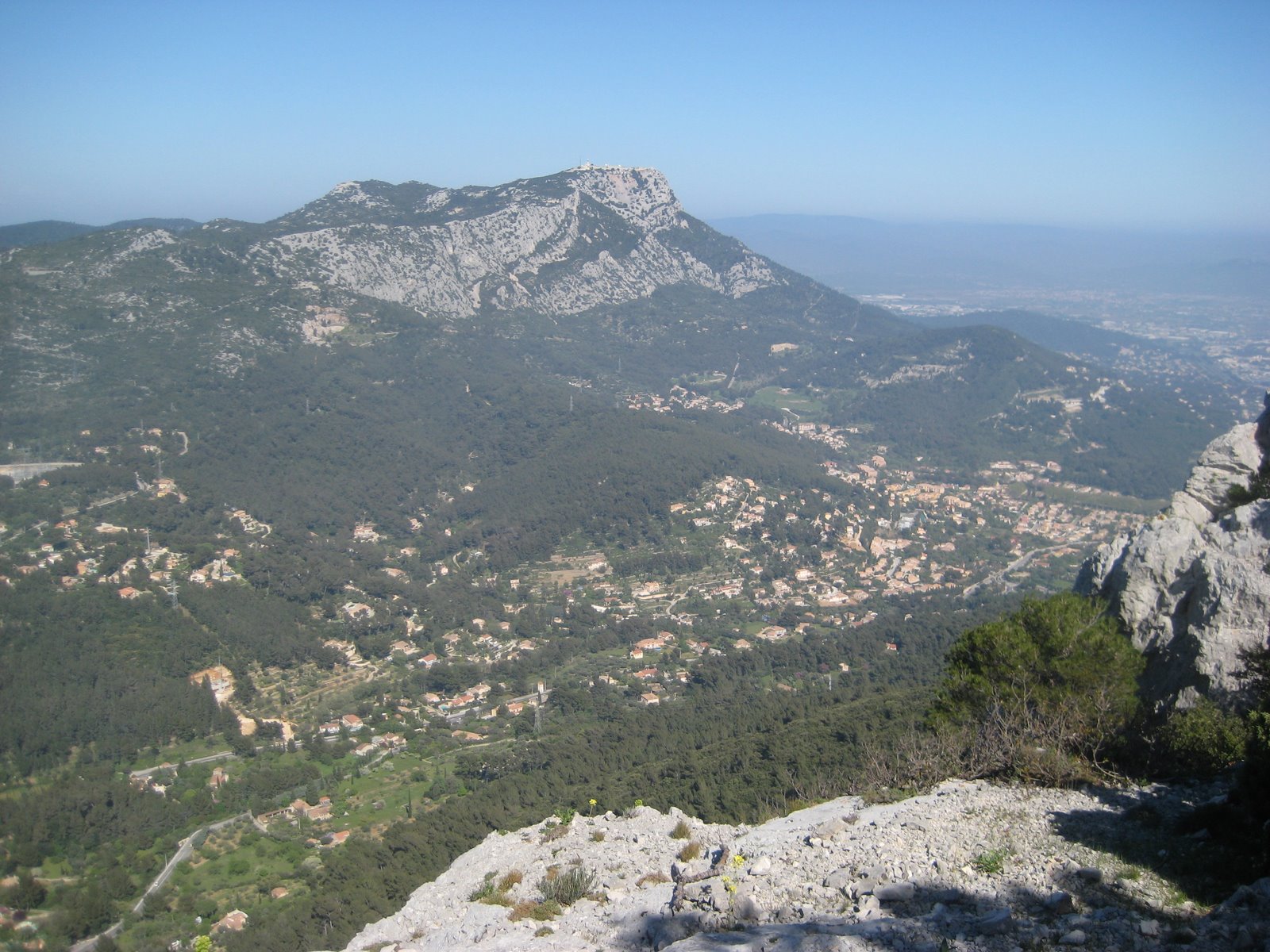 Ville de Toulon: Mont Faron qui domine la ville de Toulon