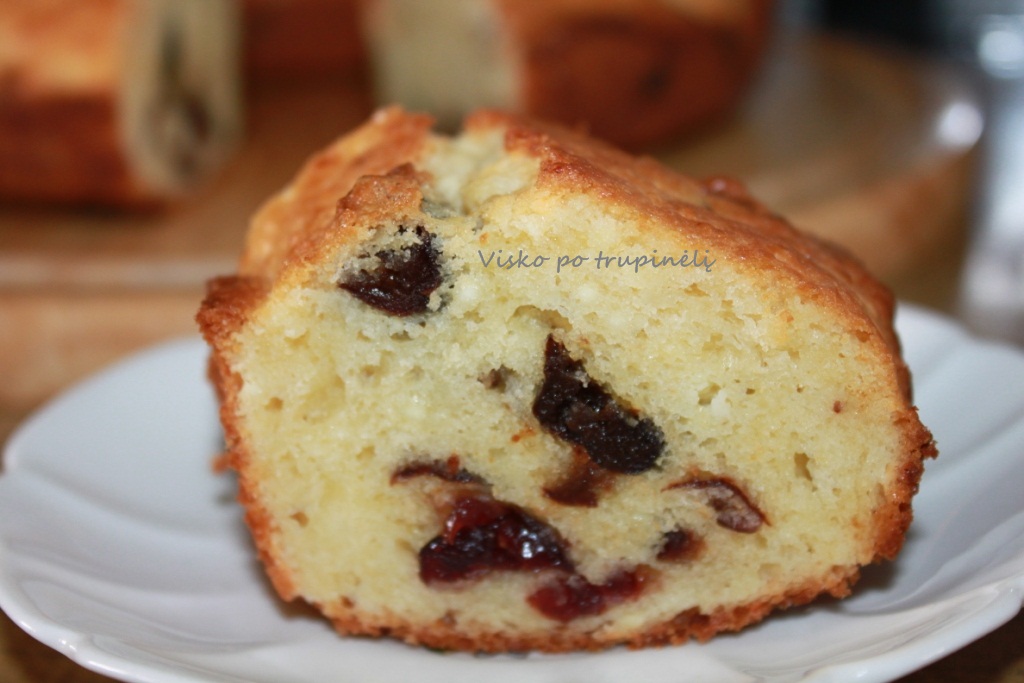 Visko po trupinėlį: Varškės keksas su džiovintomis slyvomis