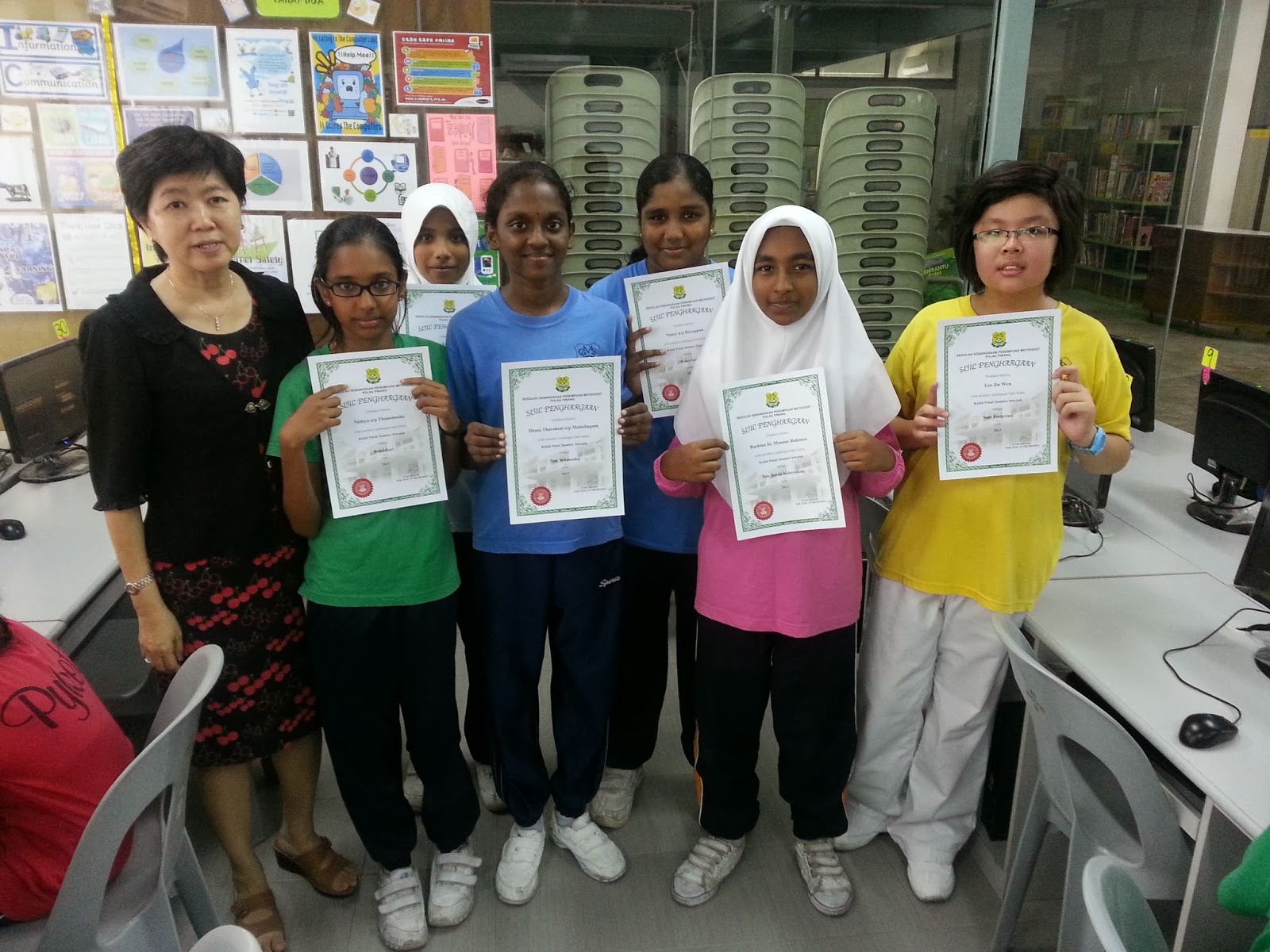 pusat sumber skpmethodist: Penyampaian Sijil Penghargaan AJK Kelab PSS