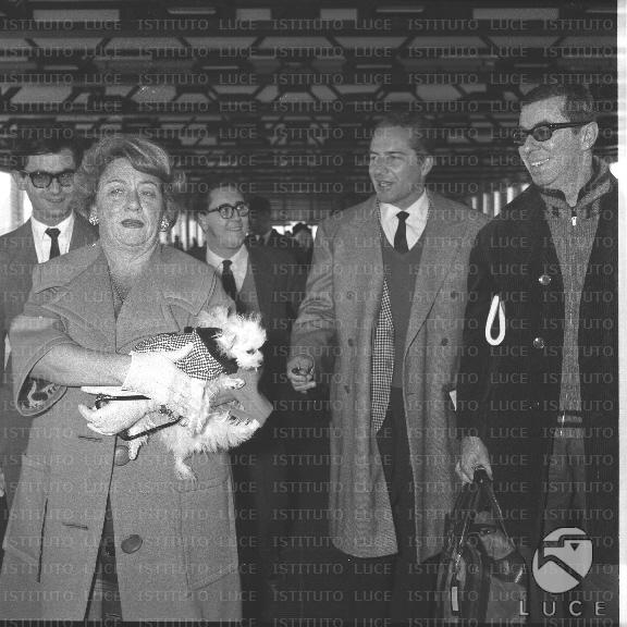 ROSSANO BRAZZI: Arrivano da New York Rossano Brazzi e la moglie Lydia 1962s