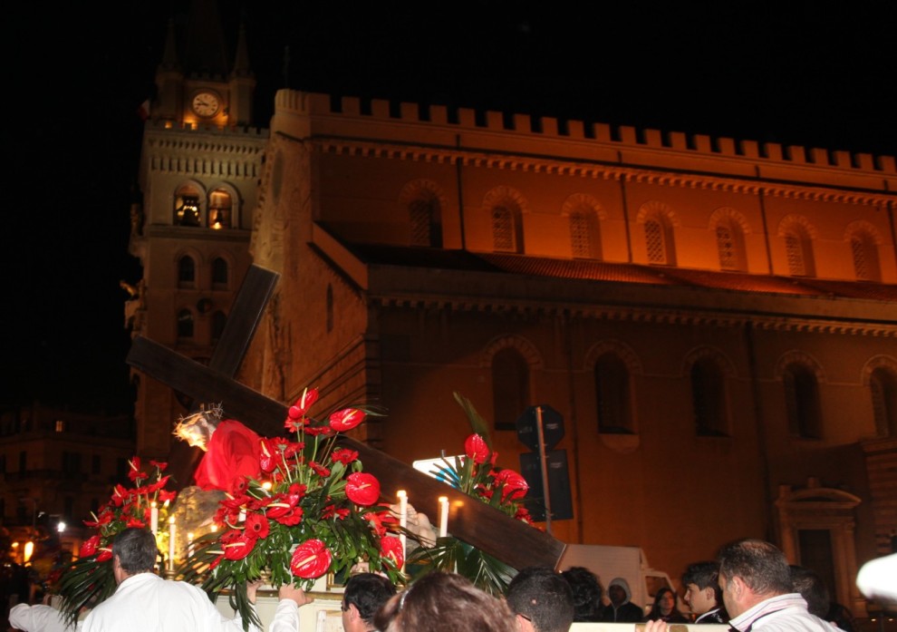 DALLA VIA CRUCIS ALLA PROCESSIONE DELLE BARETTE. TUTTI GLI EVENTI DELLA ...