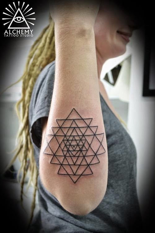 Increibles tatuajes geométricos y lineales