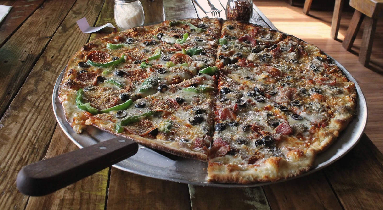 River Town Review: Crazy Beaver Pizza Lodge Grafton IL
